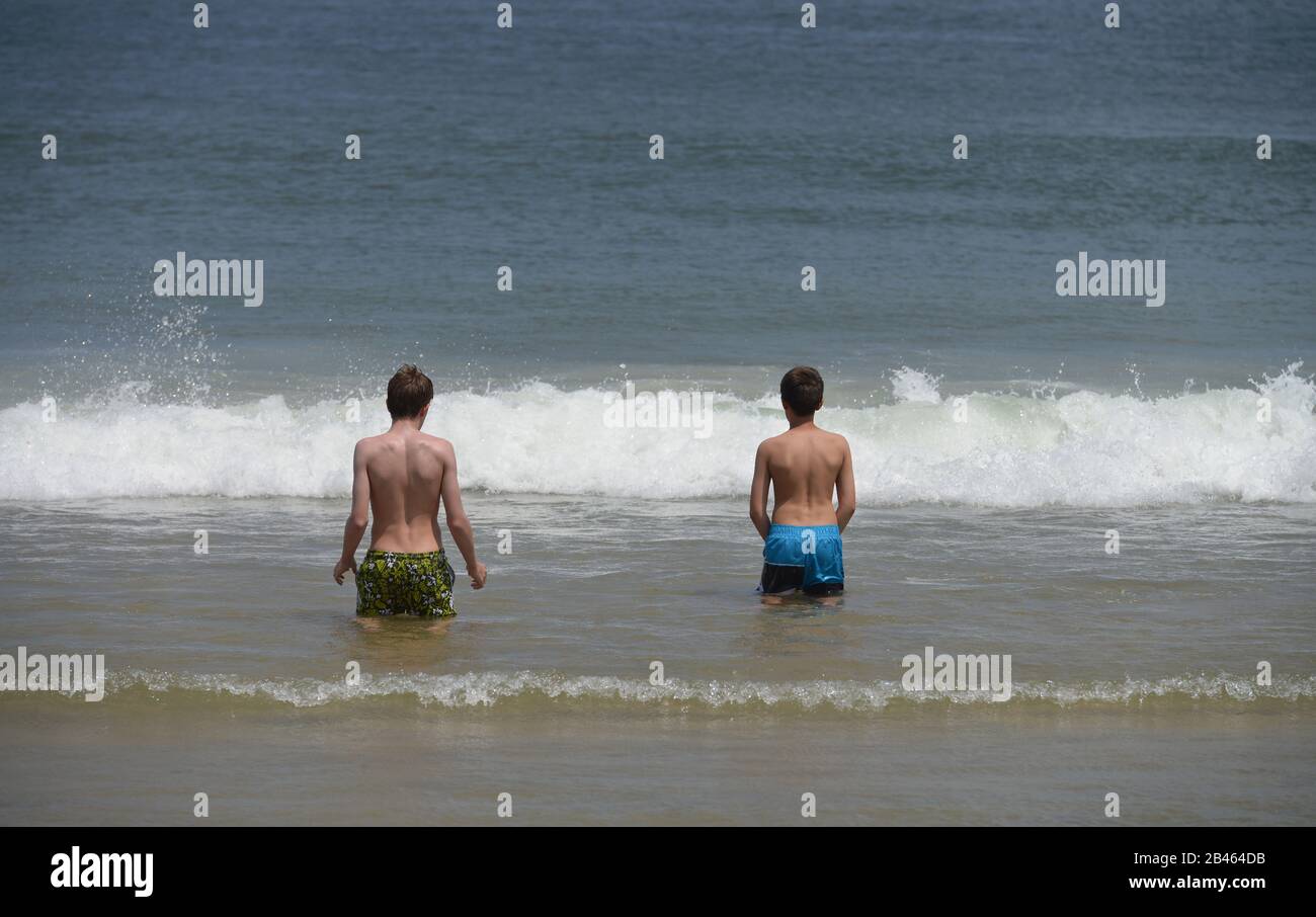 Badende kinder hi-res stock photography and images - Alamy