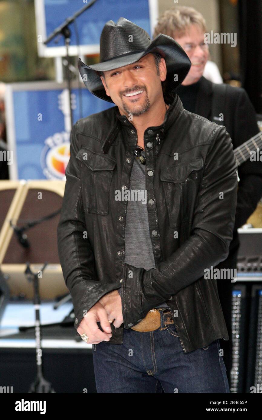 New York, NY, USA. 23 October, 2009. Tim McGraw, performs at the NBC's ...