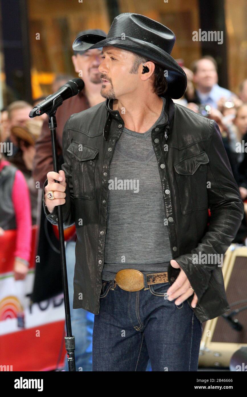 New York, NY, USA. 23 October, 2009. Tim McGraw, performs at the NBC's ...
