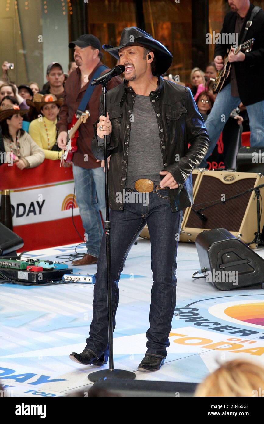 New York, NY, USA. 23 October, 2009. Tim McGraw, performs at the NBC's ...