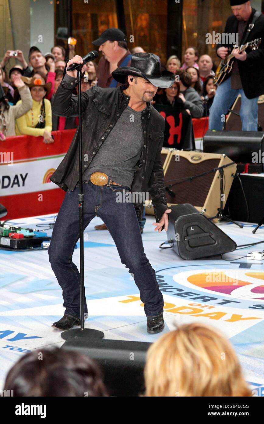 New York, NY, USA. 23 October, 2009. Tim McGraw, performs at the NBC's ...