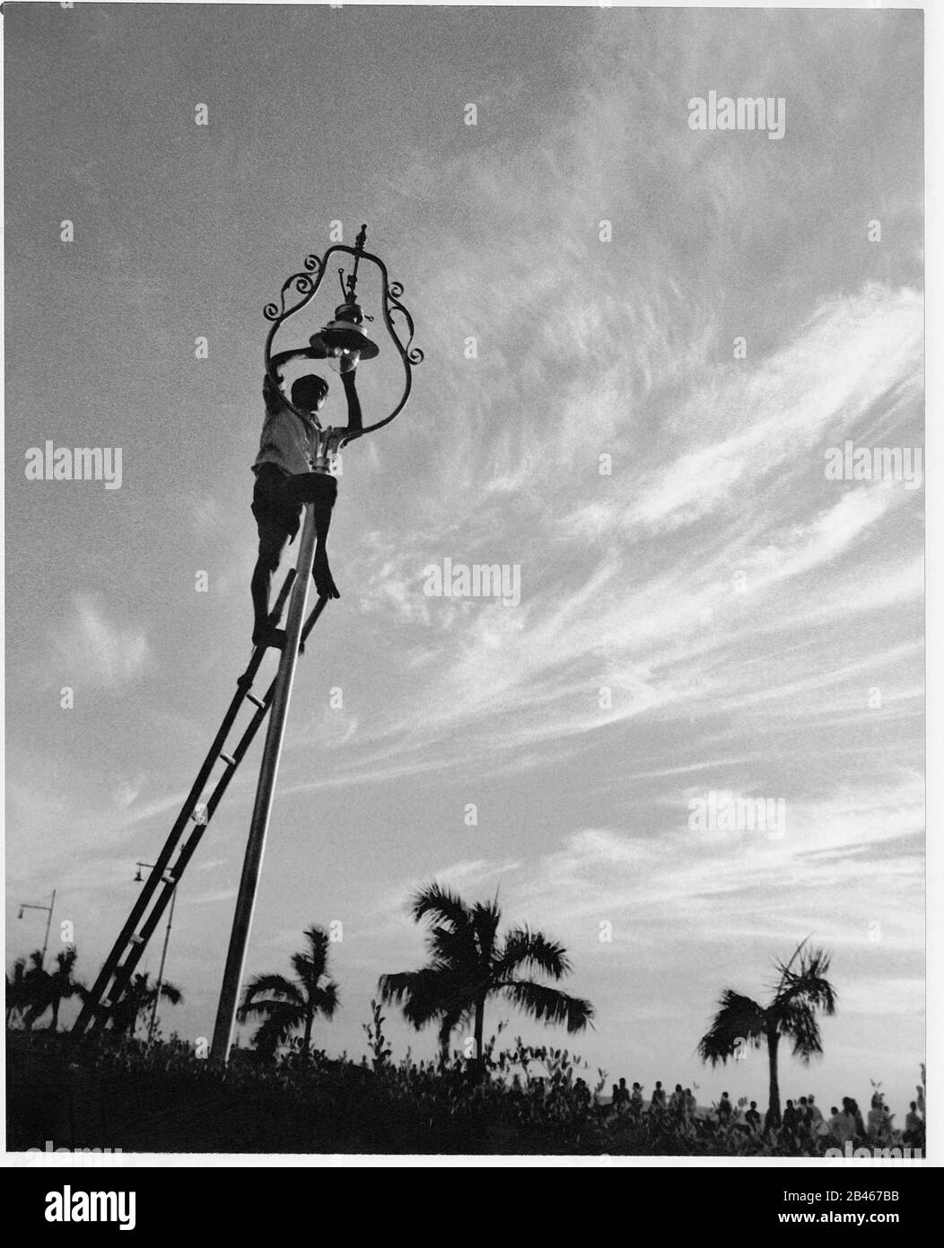 Gas Light changing, Nariman Point, Bombay, Mumbai, Maharashtra, India ...