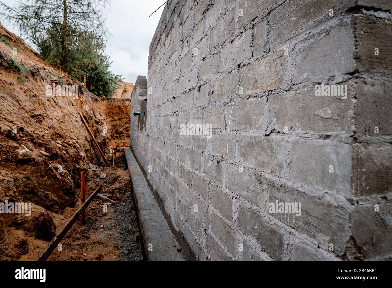 Construction of a cement block wall hi-res stock photography and images ...