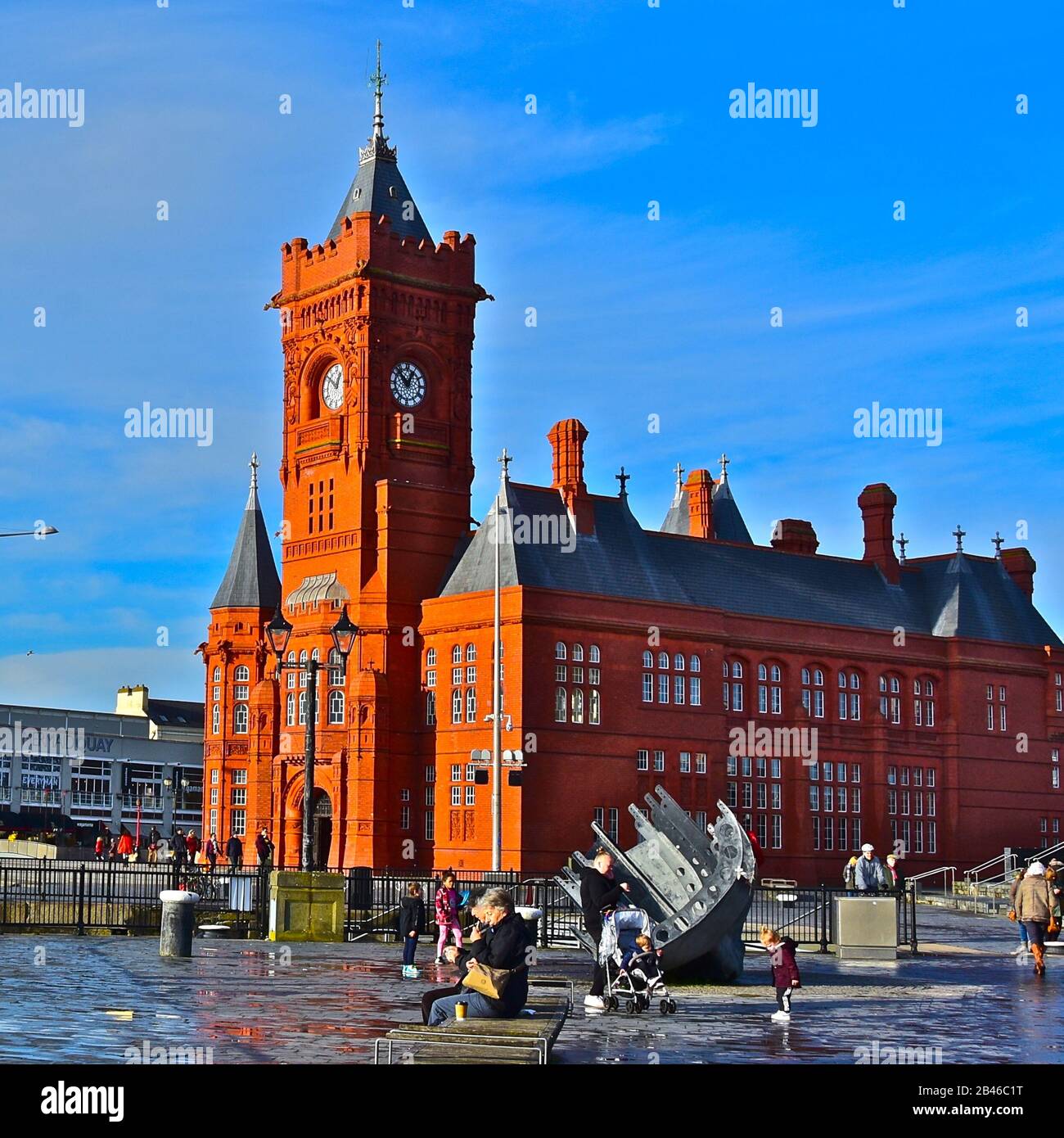 Cardiff waterfront offices hi-res stock photography and images - Alamy