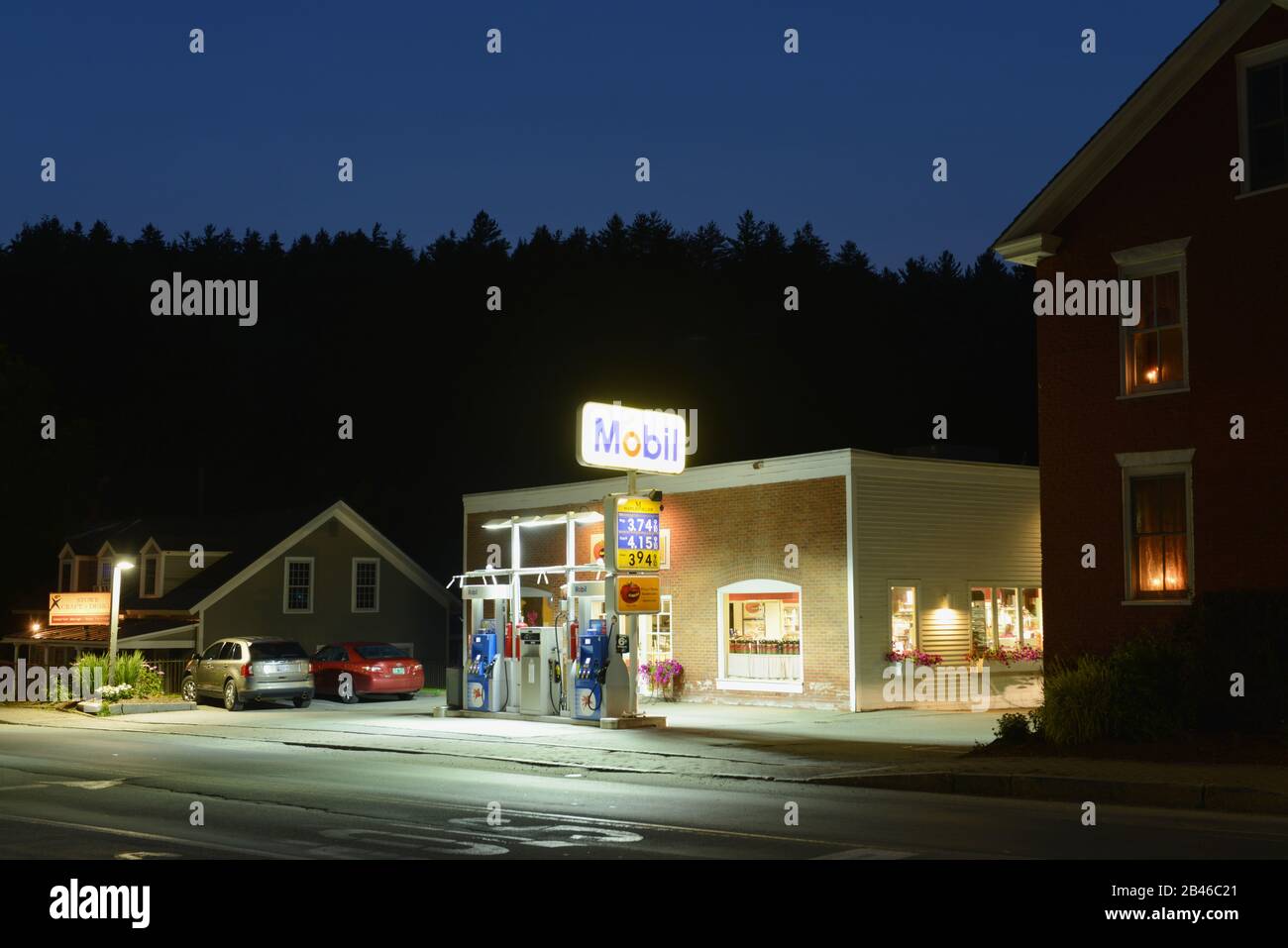 Tankstelle abend hi-res stock photography and images - Alamy