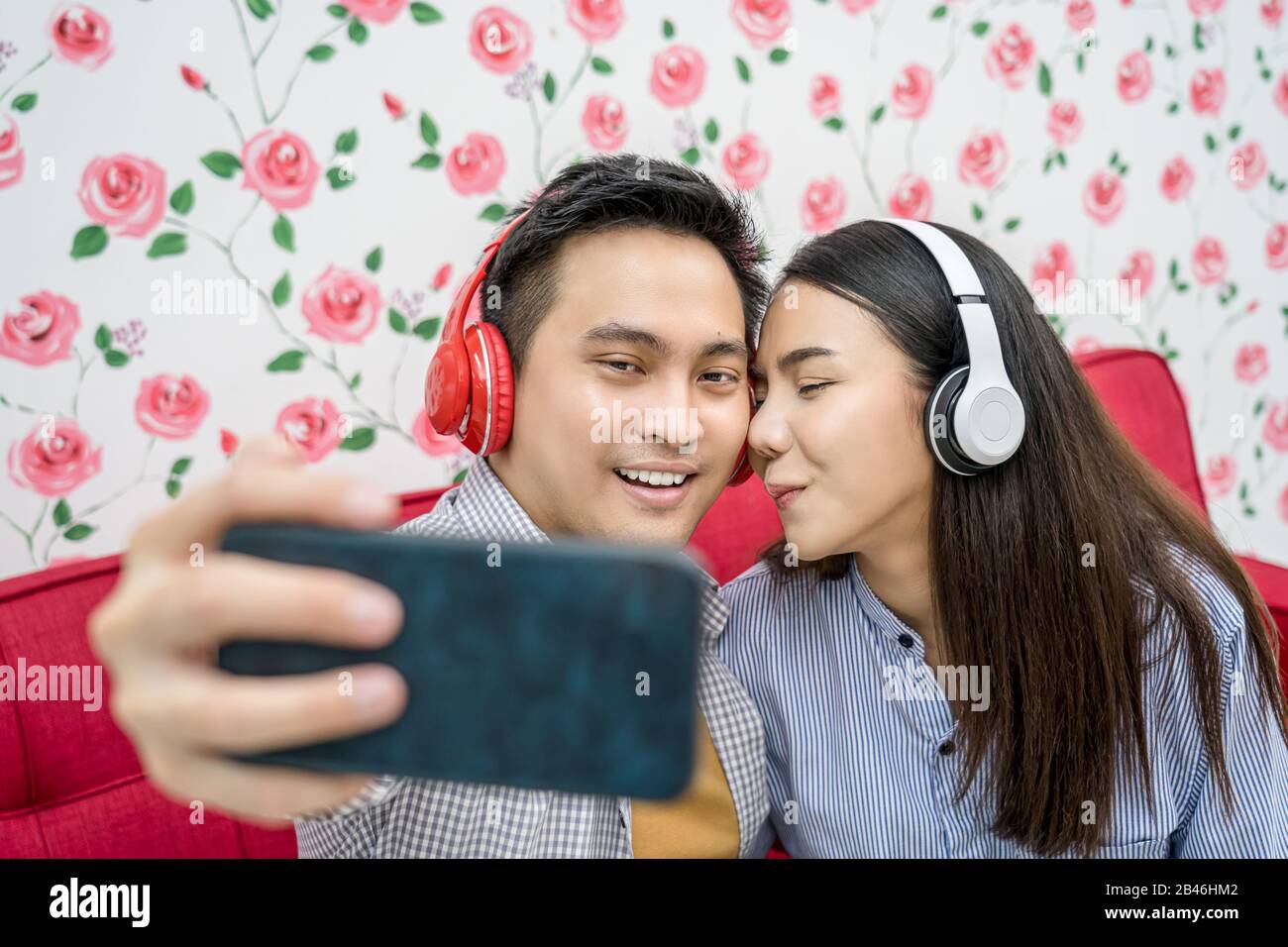 Asian Vlogger of married couple taking video and stream live to ...