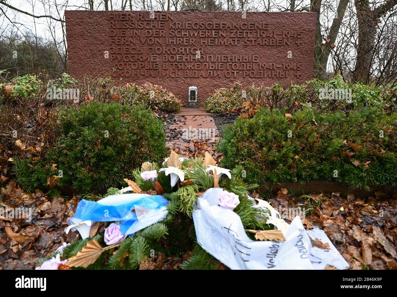 28 January 2020, Hessen, Klein-Zimmern: A memorial stone at the Russian ...