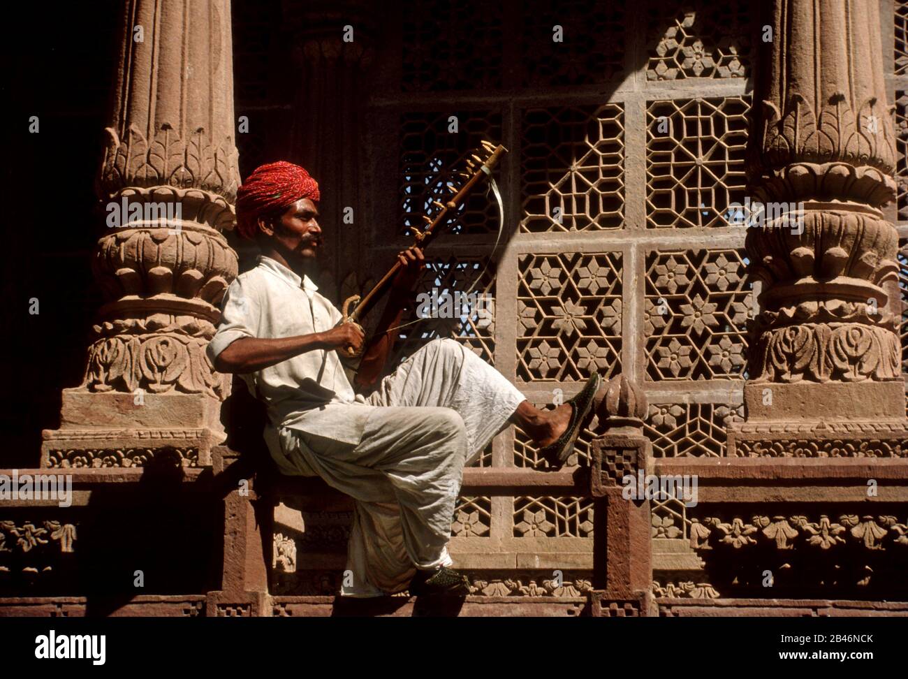 rajasthani musicians playing ravanhatta in jodhpur, Rajasthan, India ...