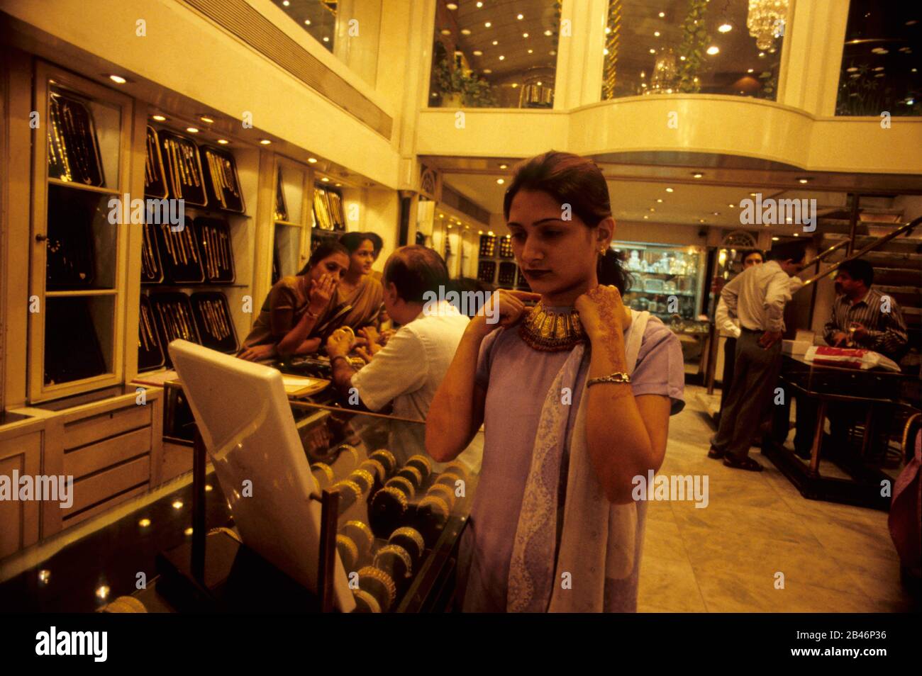 Gold shop india hi-res stock photography and images - Alamy