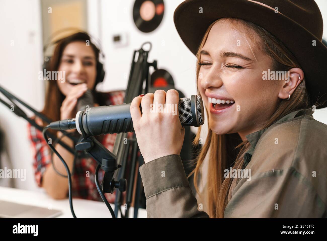 Talk show guitar band hi-res stock photography and images - Alamy