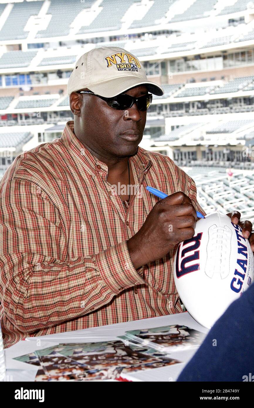 Social media giants hi-res stock photography and images - Alamy