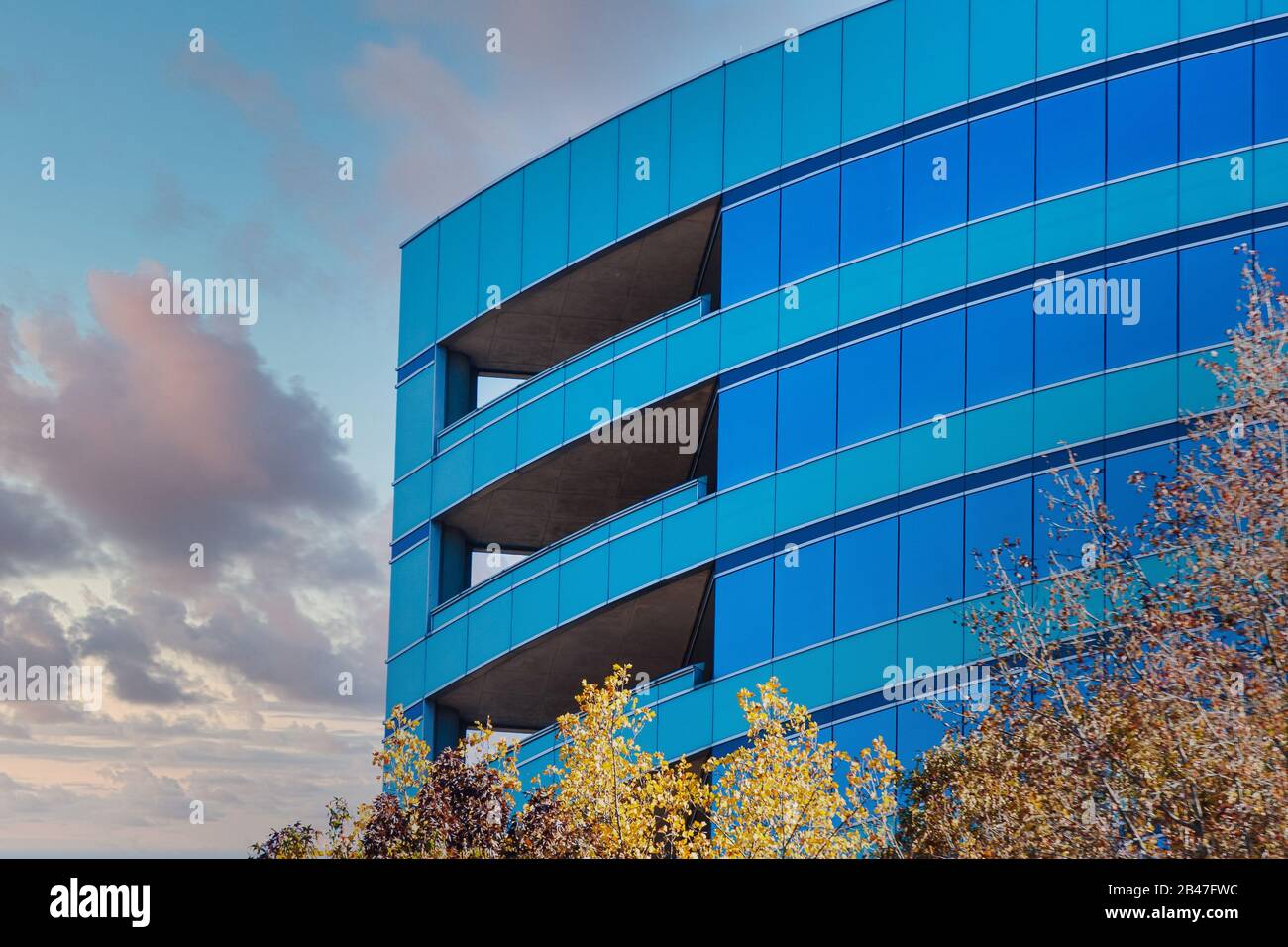 Curved office building hi-res stock photography and images - Alamy