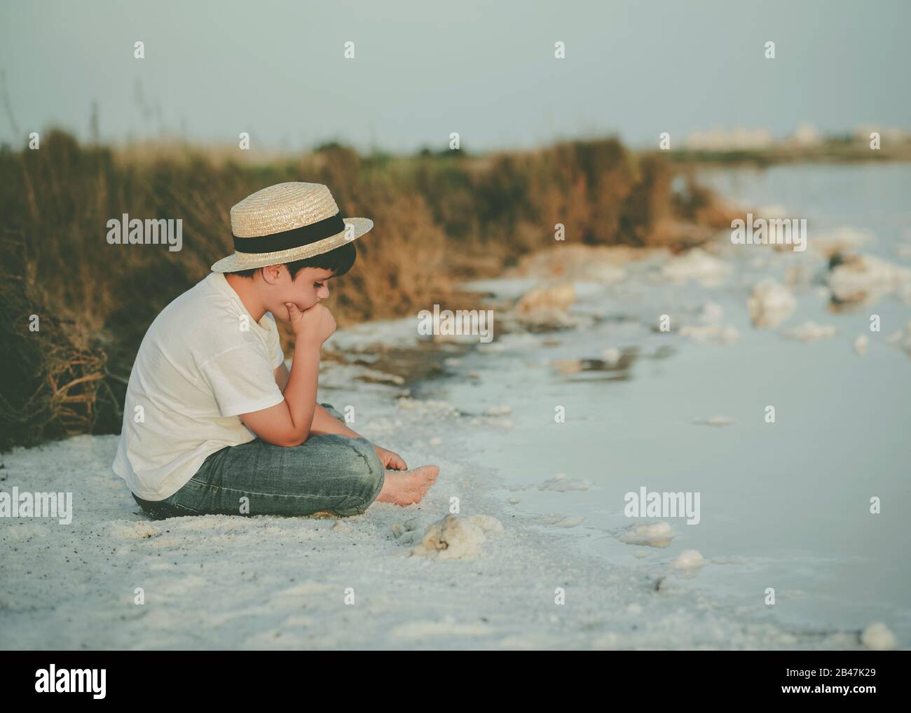 Lonely sad child hi-res stock photography and images - Alamy