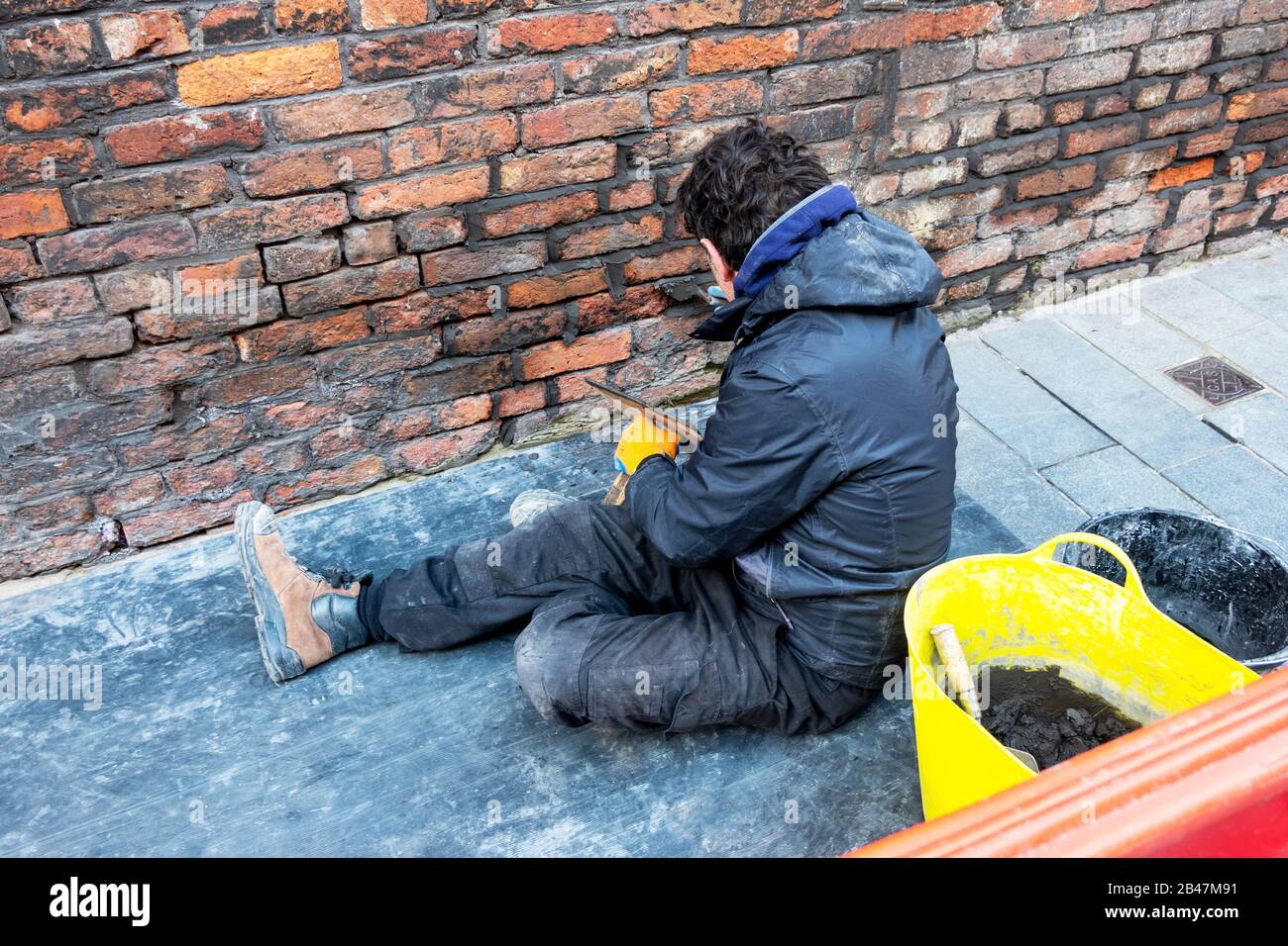 Repairing the wall hi-res stock photography and images - Alamy