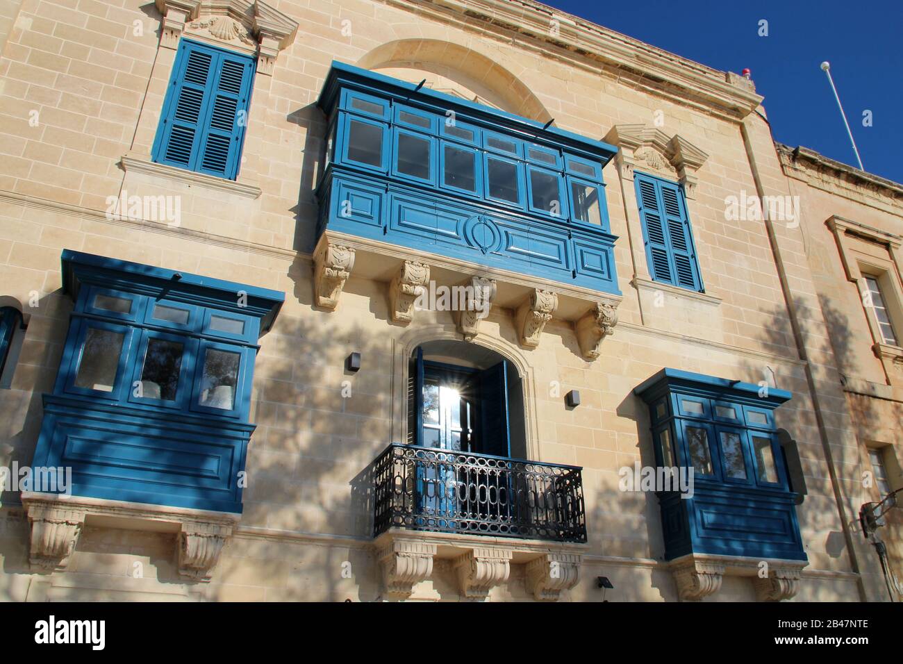 building (house ?) in valletta (malta Stock Photo - Alamy