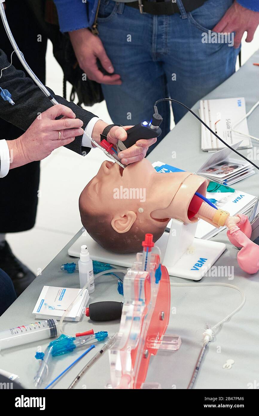 Intubation emergency hi-res stock photography and images - Alamy