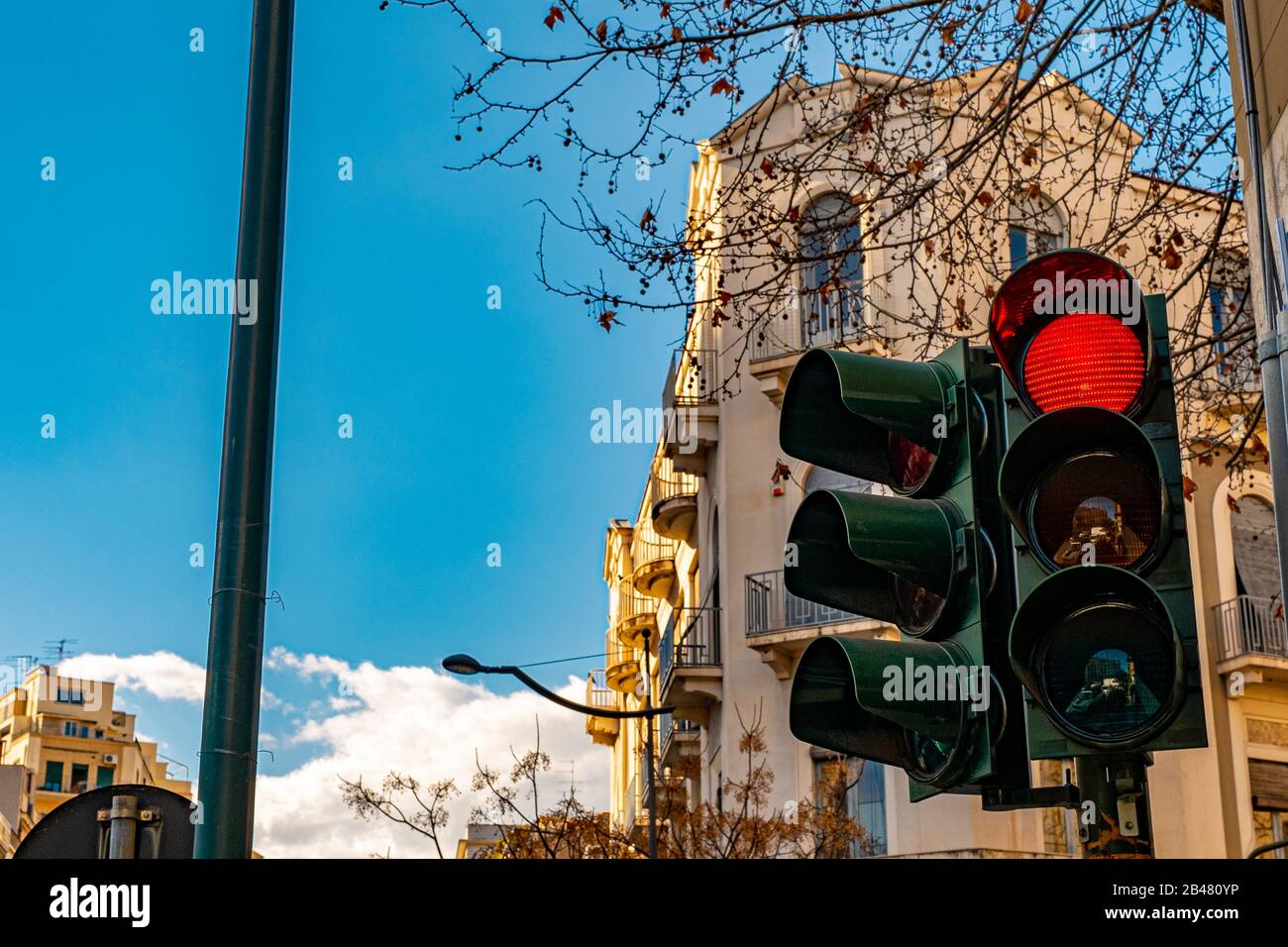 Red signal. Detail of a city traffic light Stock Photo - Alamy