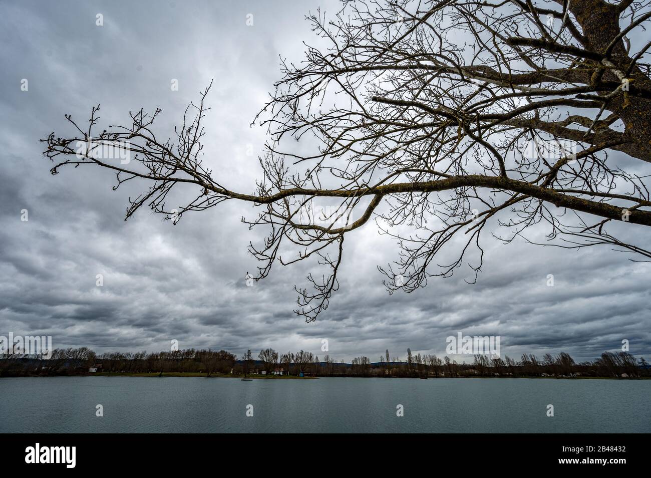 Mintraching, Germany. 06th Mar, 2020. Dark clouds move over the Roither ...
