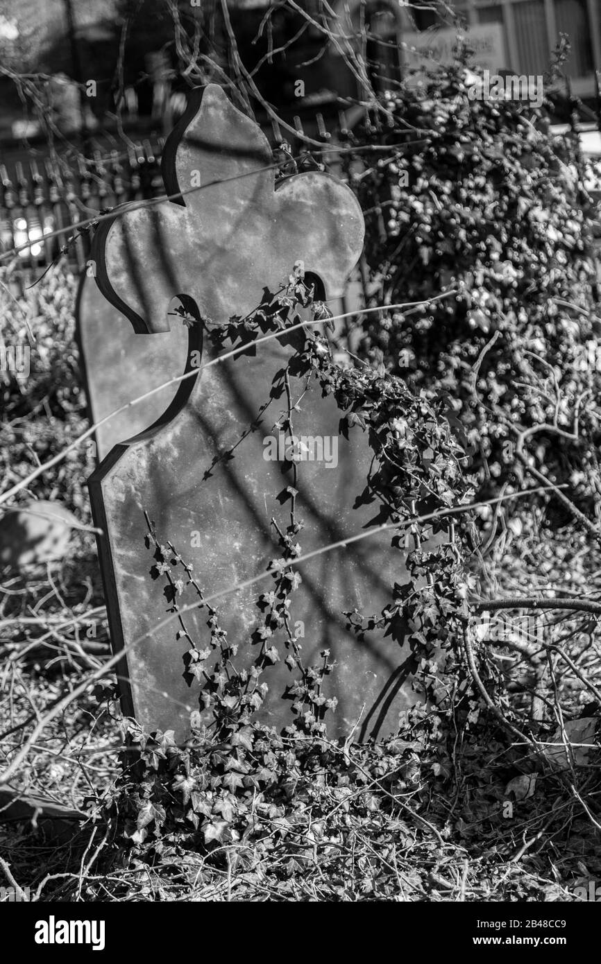 Sunlight graveyard hi-res stock photography and images - Alamy