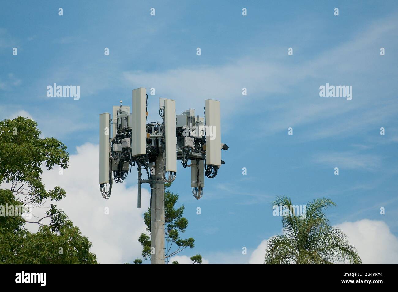 5g antenna tower hi-res stock photography and images - Alamy