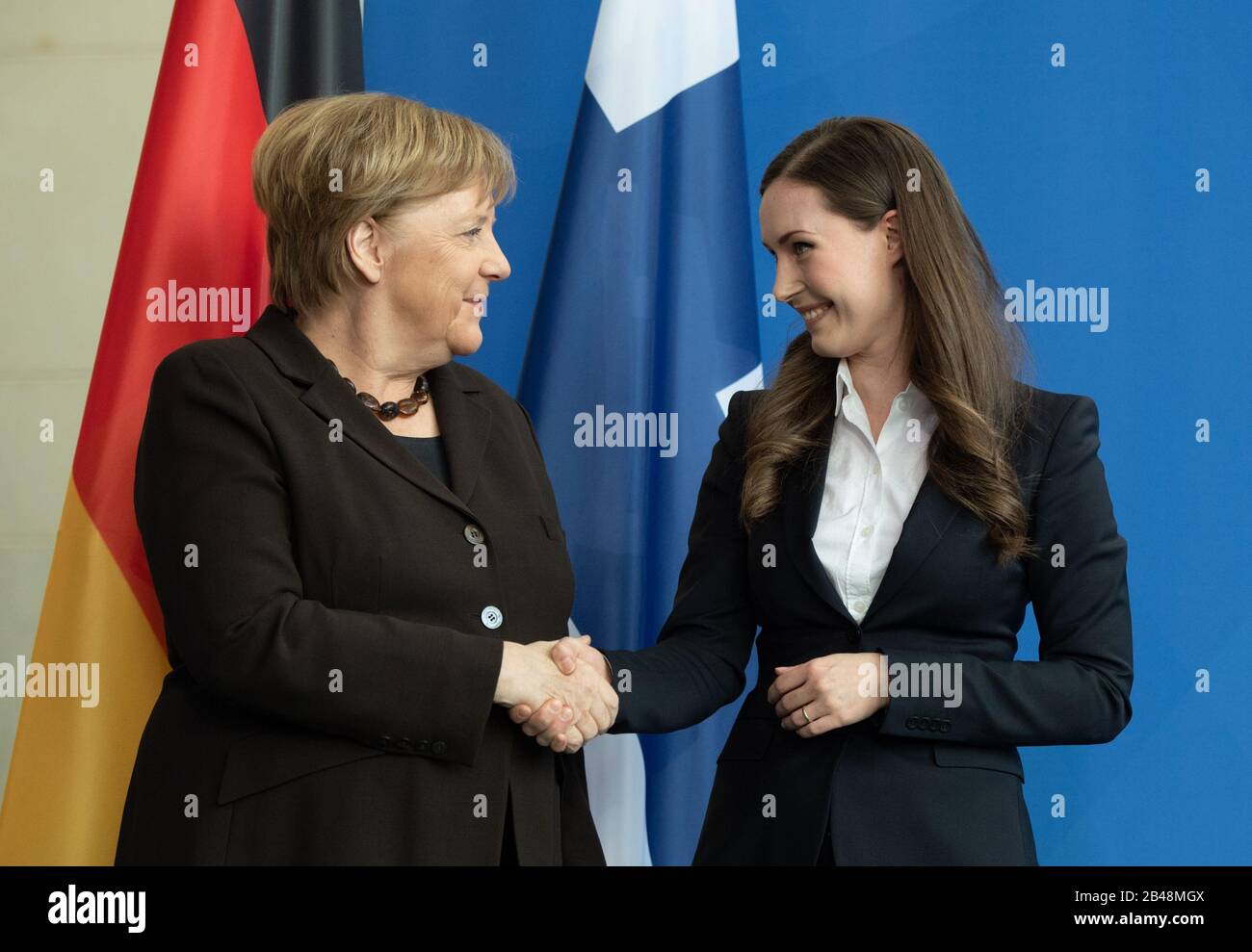 Handshaking flag hi-res stock photography and images - Alamy