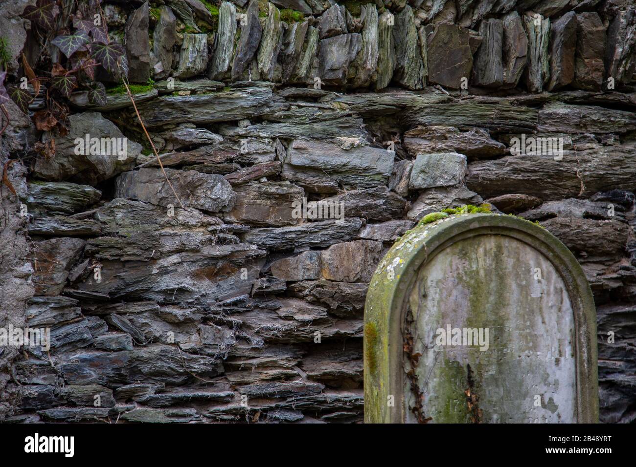 Broken gravestone background hi-res stock photography and images - Alamy