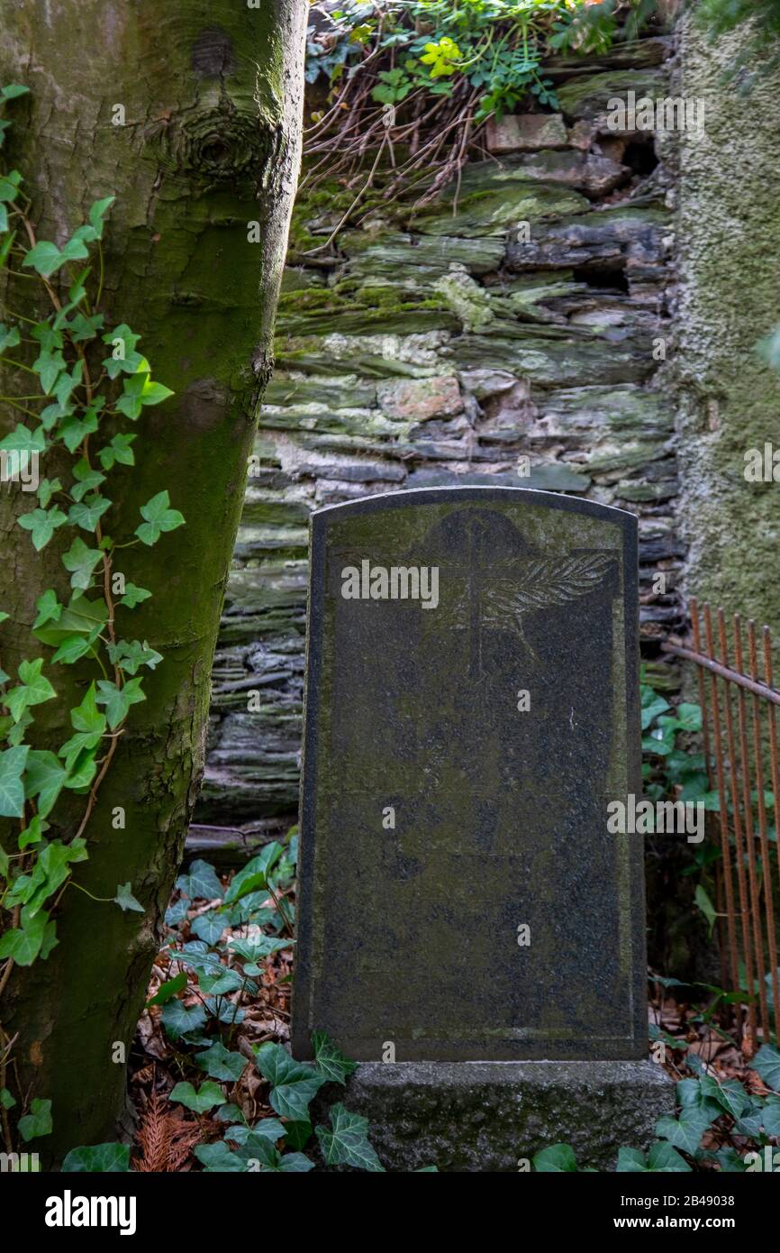 Broken gravestone background hi-res stock photography and images - Alamy