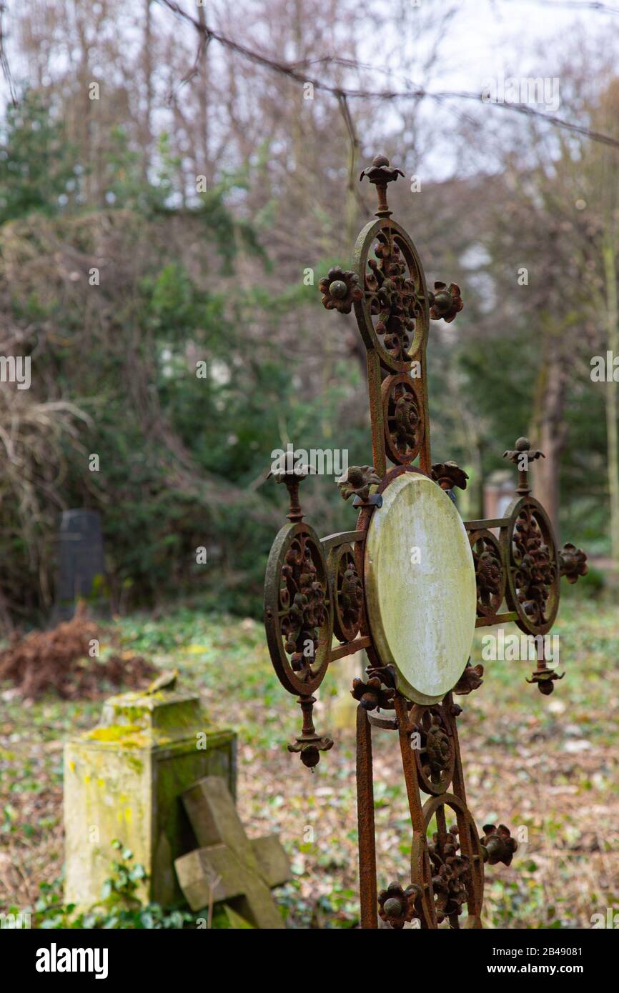 Metal cross on grave hi-res stock photography and images - Alamy