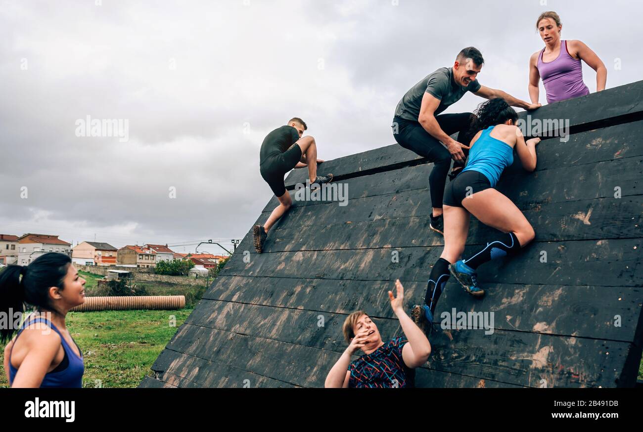 Participants in obstacle course climbing pyramid obstacle Stock Photo ...