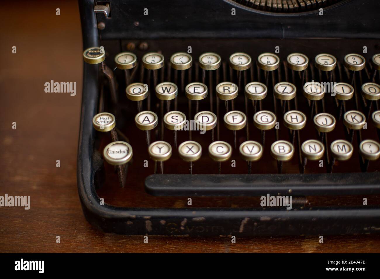 Typewriter keyboard old antique hi-res stock photography and images - Alamy