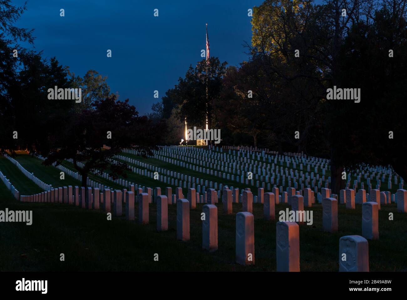 Headstones in rows at the Arlington, Virginia, National Cemetery at ...