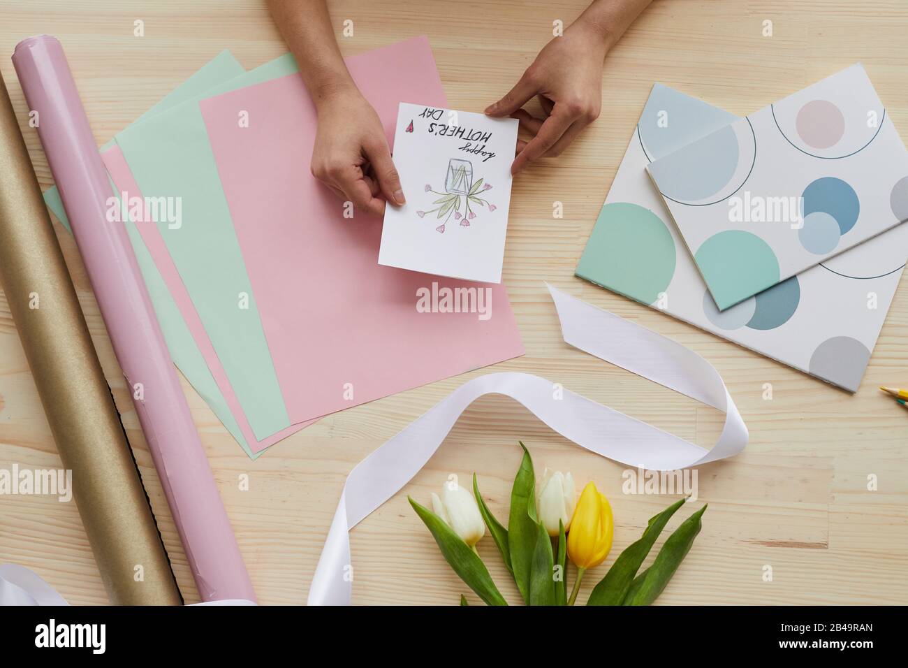 Hands holding cards hi-res stock photography and images - Alamy