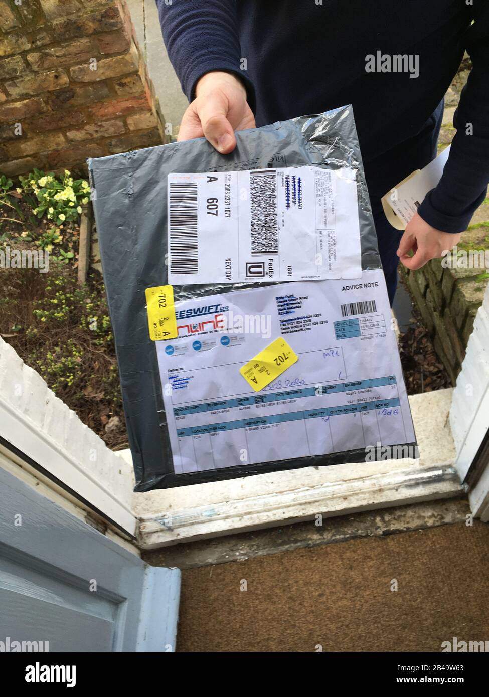 Parcel returns hi-res stock photography and images - Alamy