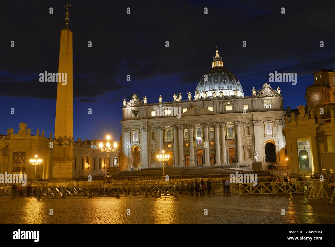 Petersdom, Petersplatz, Vatikanstadt Stock Photo - Alamy