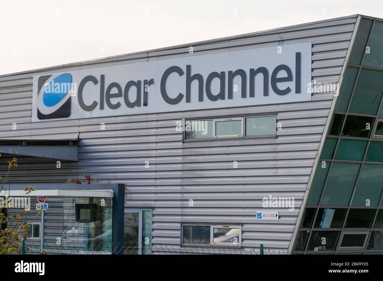 Clear channel advertising billboard hi-res stock photography and images ...