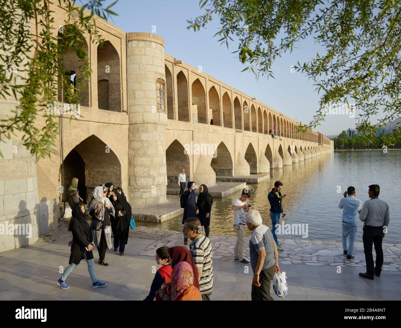 Traffic. 23rd Apr, 2017. The "33-arch bridge" or "Si-o-se Pol" across ...