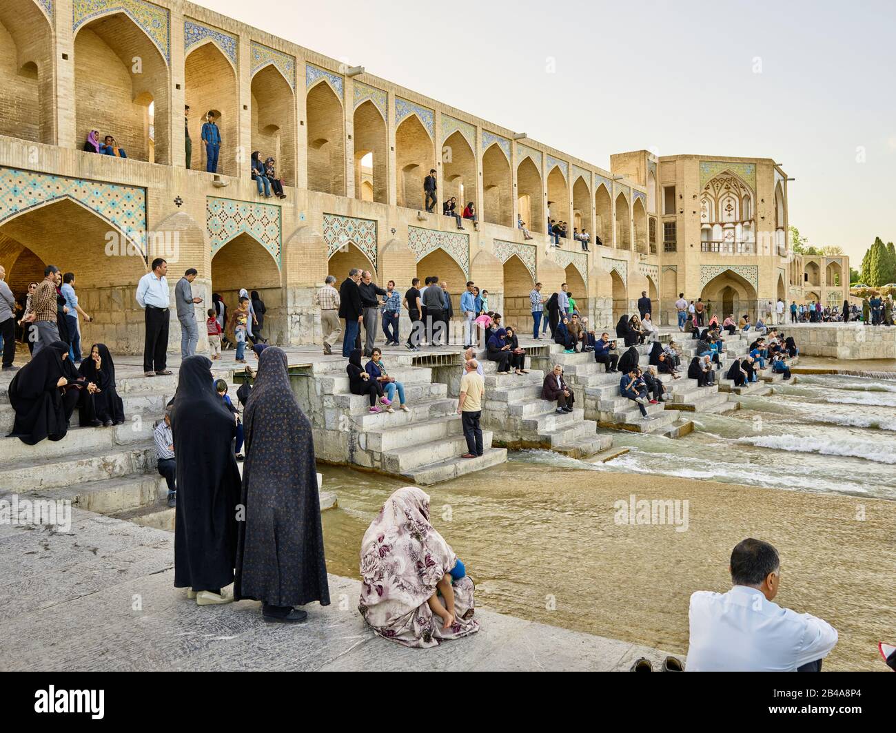 Isfahan, Iran. 23rd Apr, 2017. The Khadju Bridge over the Zayandeh Rud ...