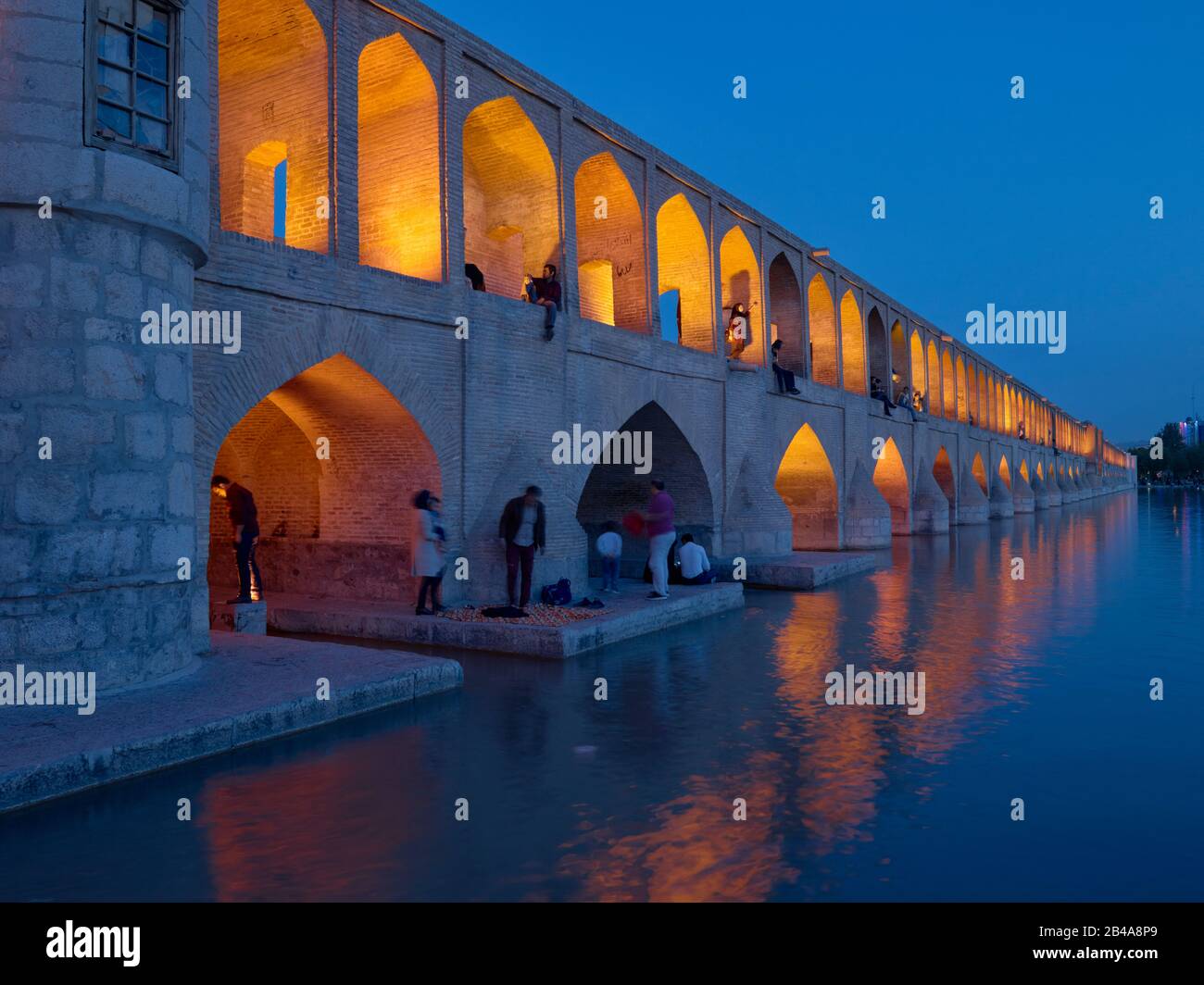 Traffic. 23rd Apr, 2017. The "33-arch bridge" or "Si-o-se Pol" across ...