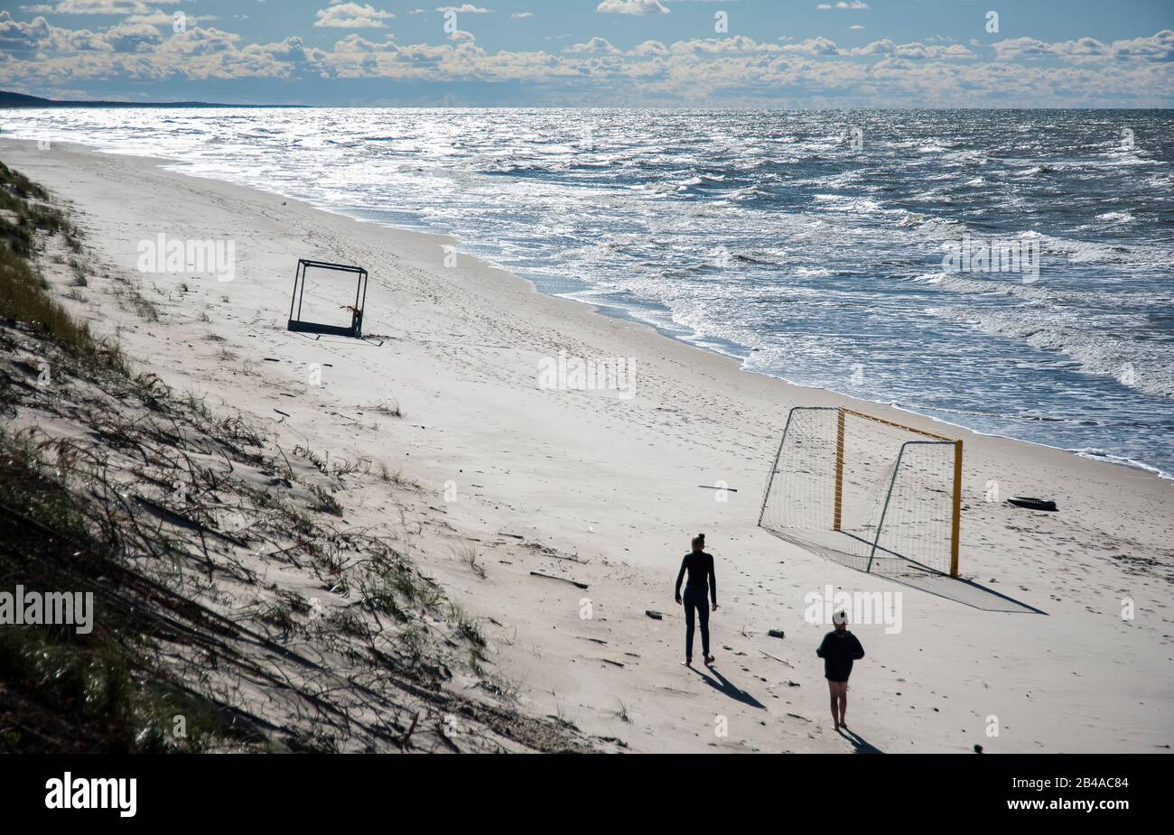 Family walking by sea hi-res stock photography and images - Alamy