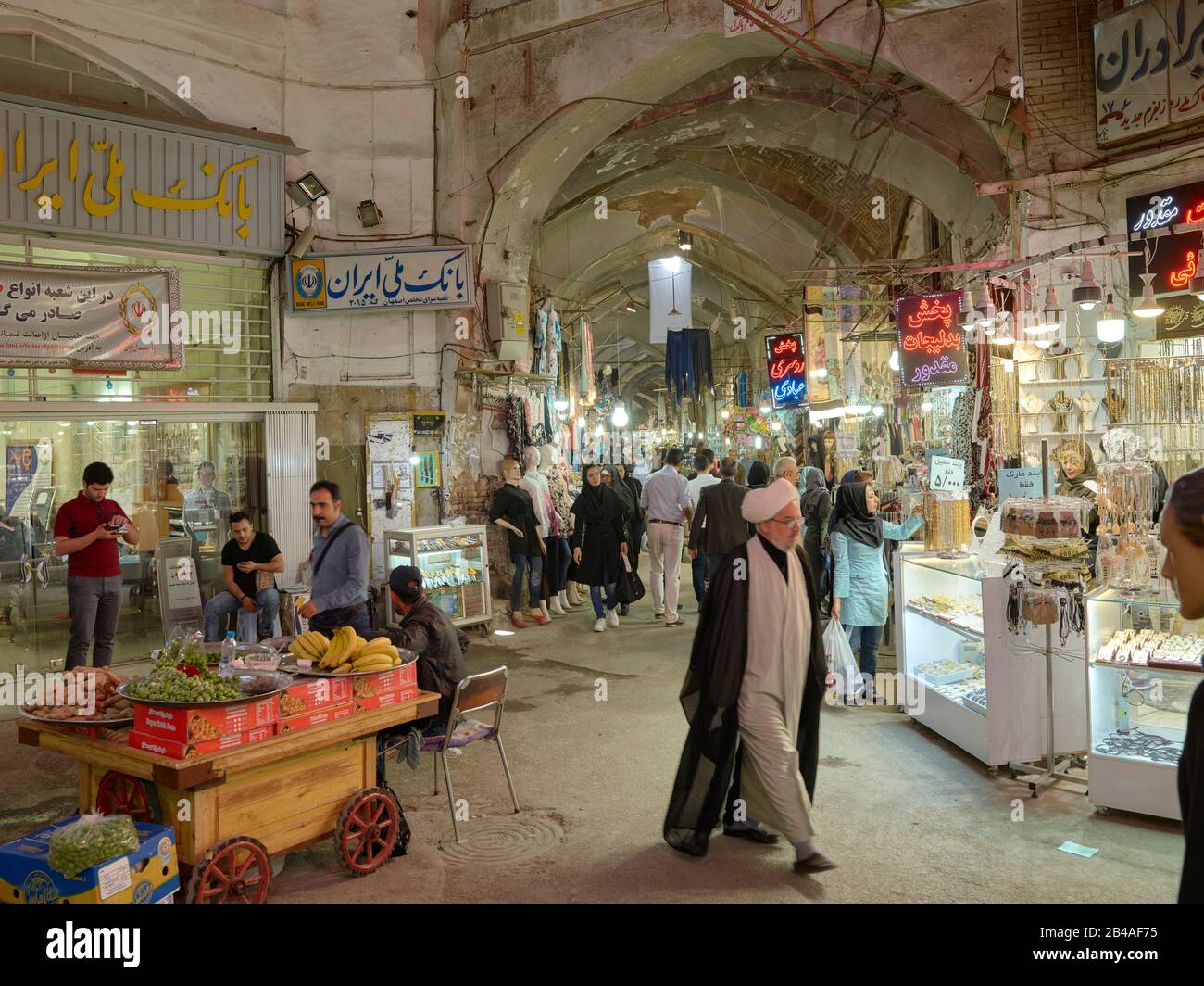 Bazaar e bozorg, esfahan hi-res stock photography and images - Alamy