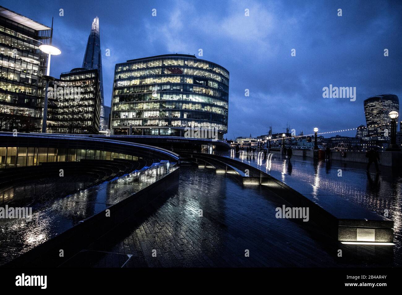 Thames pathway hi-res stock photography and images - Alamy