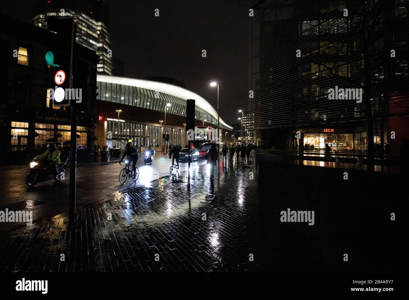 Night city of london hi-res stock photography and images - Alamy