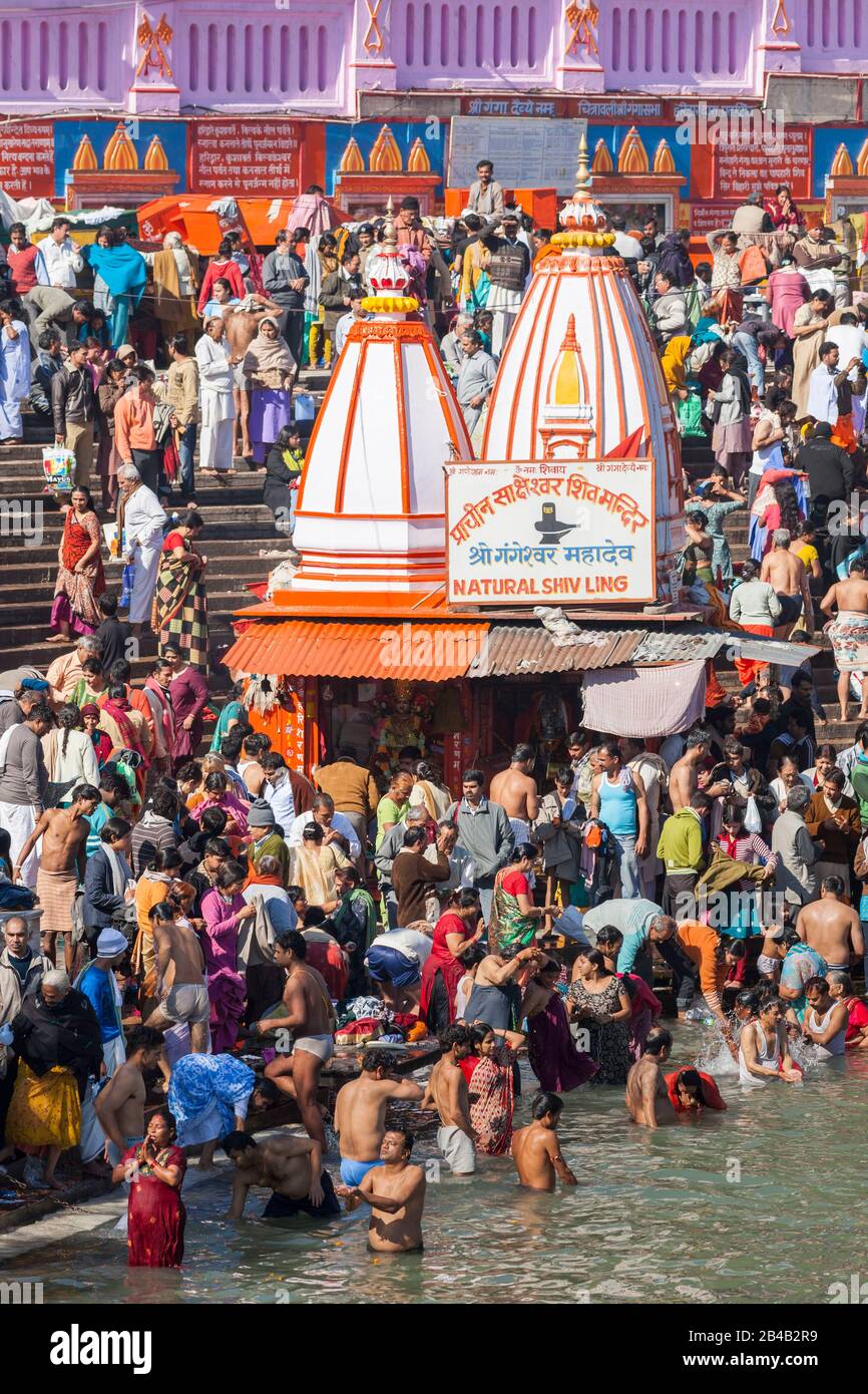 Hindu pilgrims ganges river mela hi-res stock photography and images ...
