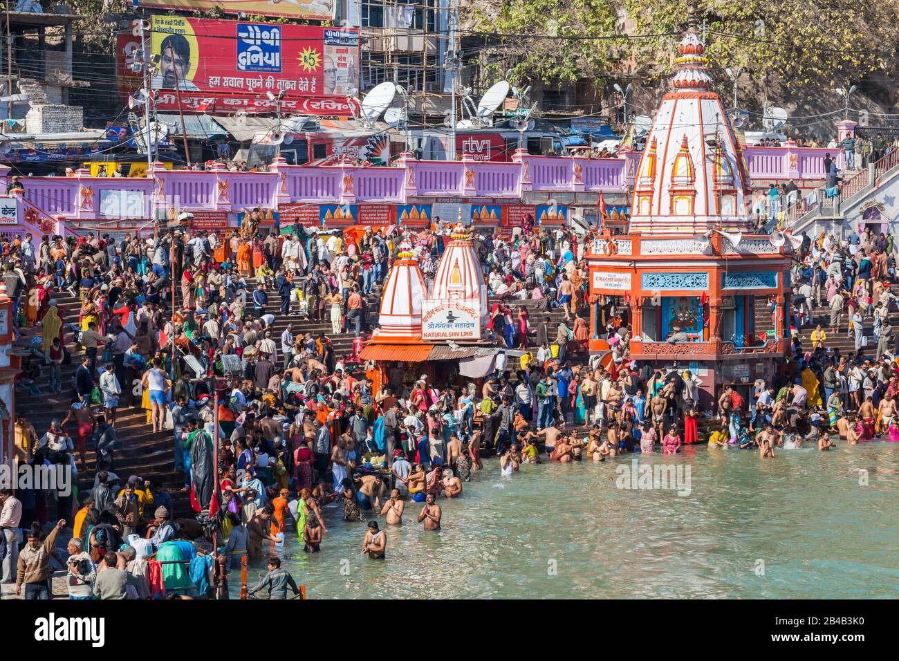 India uttarakhand haridwar pilgrims bathing hi-res stock photography ...