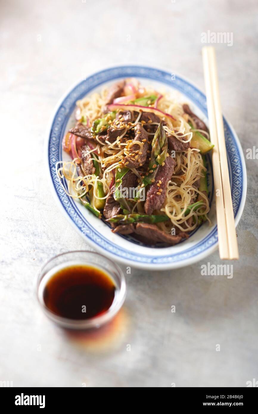 Wok, angel hair spice beef Stock Photo - Alamy