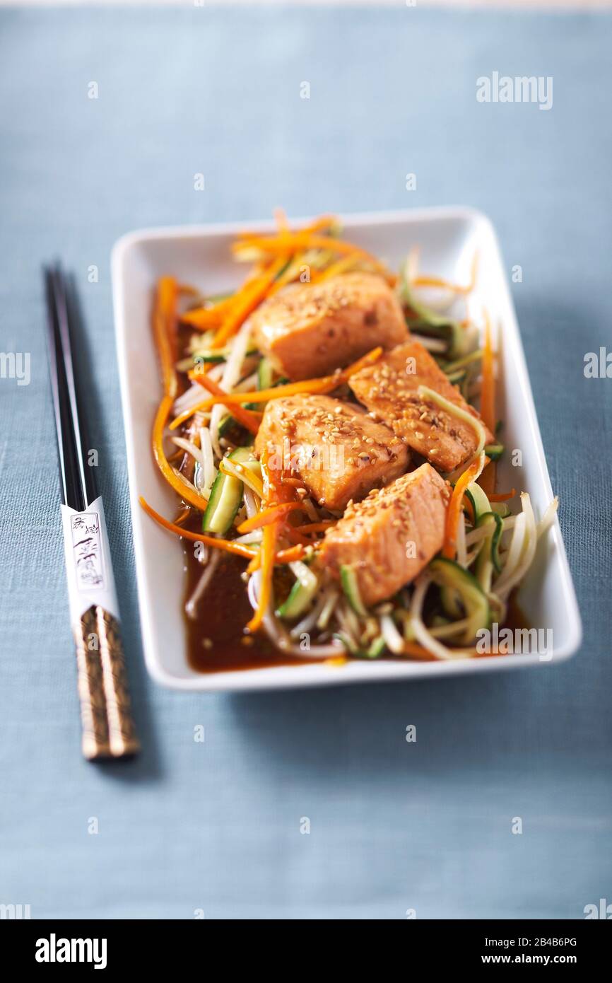 Wok, crunchy vegetable salmon Stock Photo - Alamy