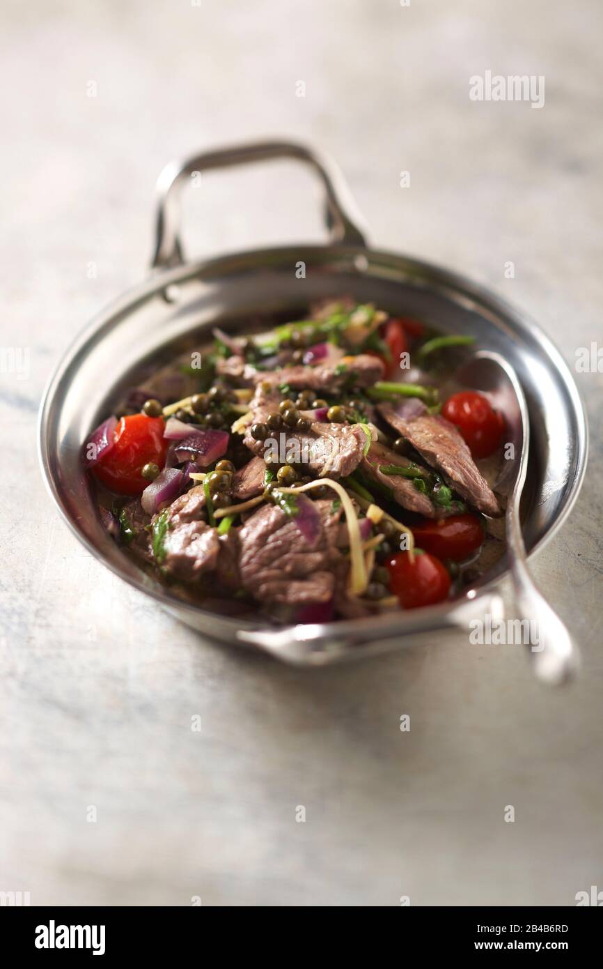 Wok, green pepper beef Stock Photo - Alamy