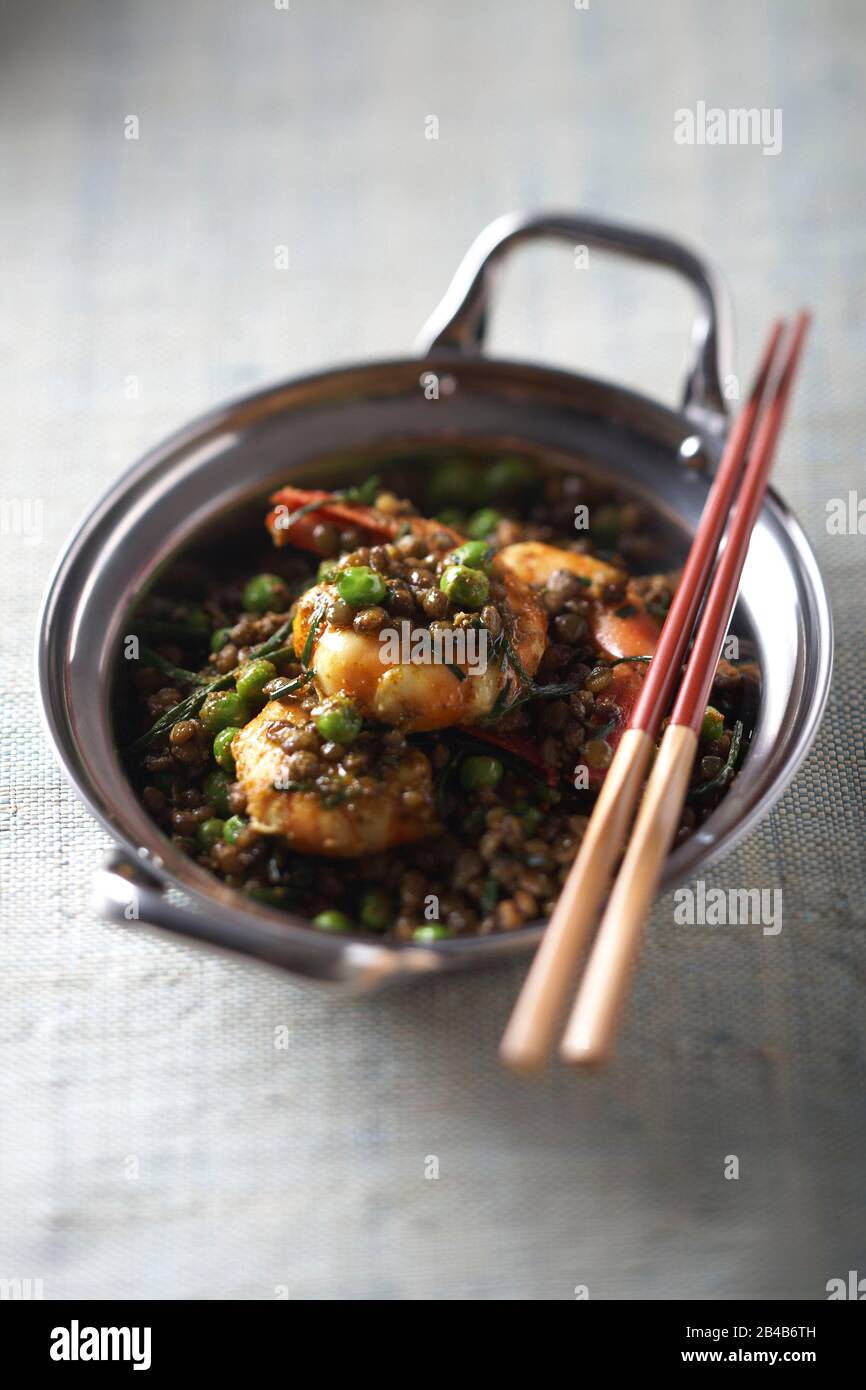 Wok, lentil pea prawns Stock Photo - Alamy