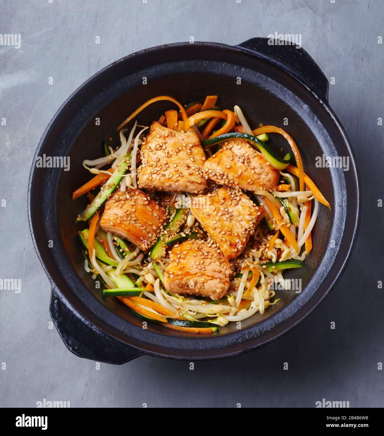 Round wok, crunchy vegetable salmon Stock Photo - Alamy