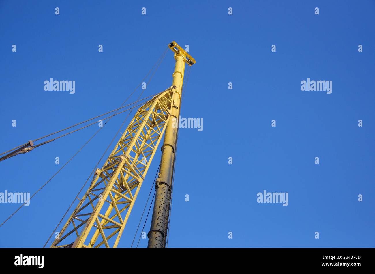 Diesel hammer machine installing hi-res stock photography and images ...